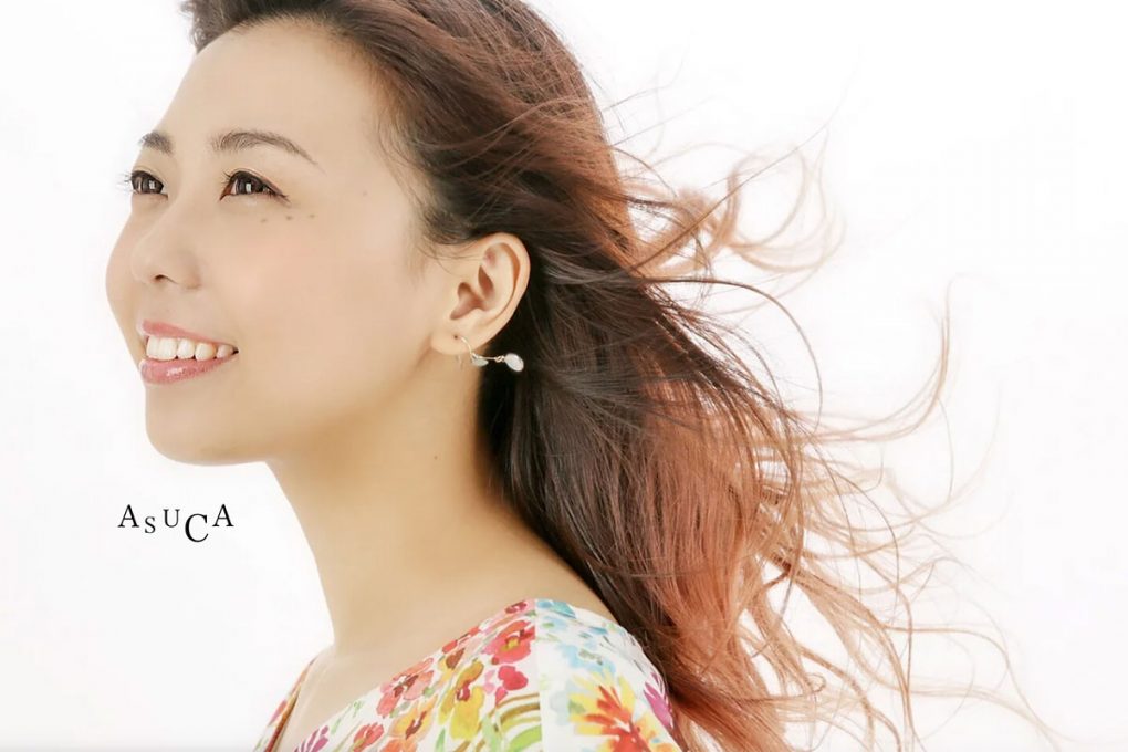 ASUCA女性シンガーソングライター。 フィリピン出身。東京育ち。 見た目とは裏腹に迫力のある声と突き刺さるような歌詞 | BAND ...