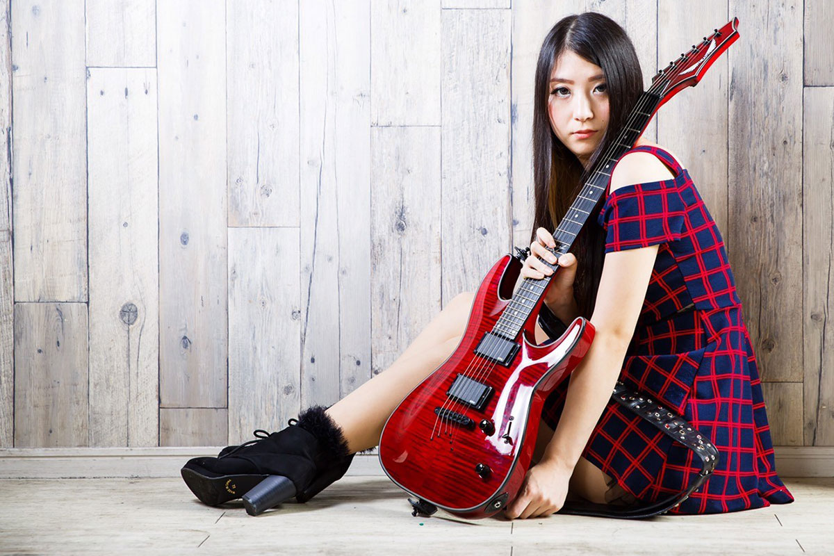 ERIKA 【女性ギタリスト】マイペースな性格とは裏腹な「熱い」全力のステージ | BAND Knowledge